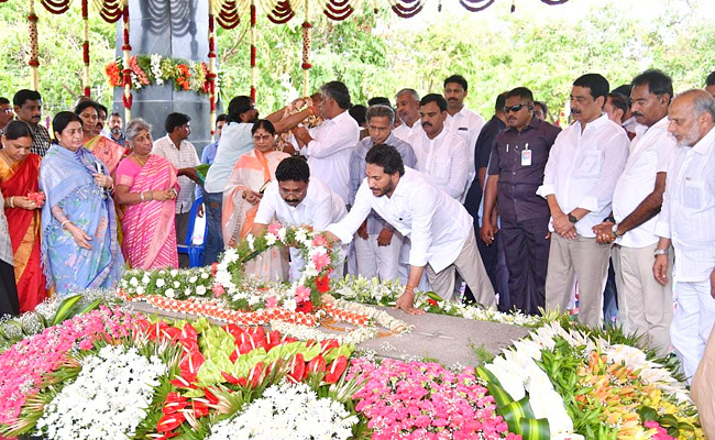 Idupulapaya: Andhra Pradesh CM Jagan Pays Tribute To YS Rajasekhara Reddy At YSR Ghat Photos ...